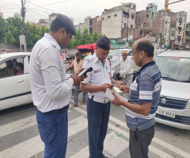 Bus driver in Noida issued challan for ‘not wearing a helmet’ Bus driver in Noida issued challan for ‘not wearing a helmet’