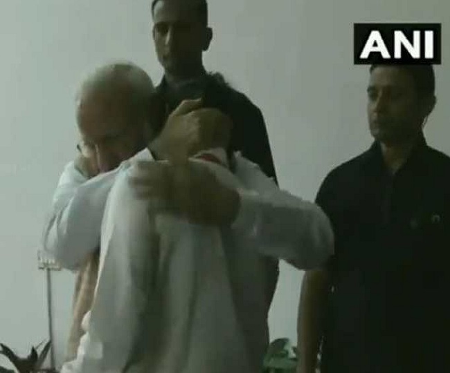 Watch | PM Modi hugs an emotional ISRO chief K Sivan as he breaks down ... Watch | PM Modi hugs an emotional ISRO chief K Sivan as he breaks down ...