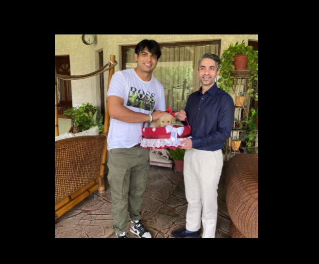 Abhinav Bindra presents Neeraj Chopra with a puppy named 'Tokyo ... Abhinav Bindra presents Neeraj Chopra with a puppy named 'Tokyo ...