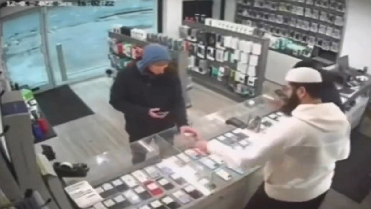 In Robbery Gone Wrong, Thief Tries To Steal Phones, Gets Stopped By ...