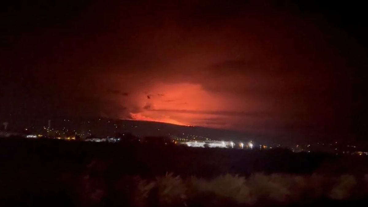 Hawaii' s Mauna Loa Volcano Erupts, Alert Raised