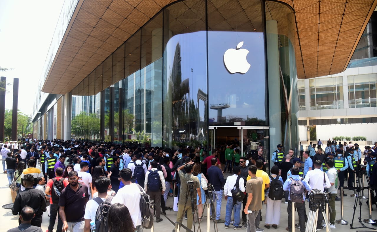 Apple Mumbai Store Opening Highlights: See First Glimpses Of India's ...