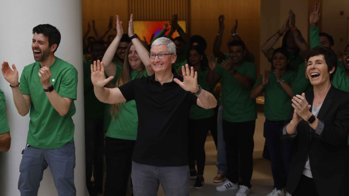Apple CEO Tim Cook Inaugurates India's Second Retail Store At Delhi's ...