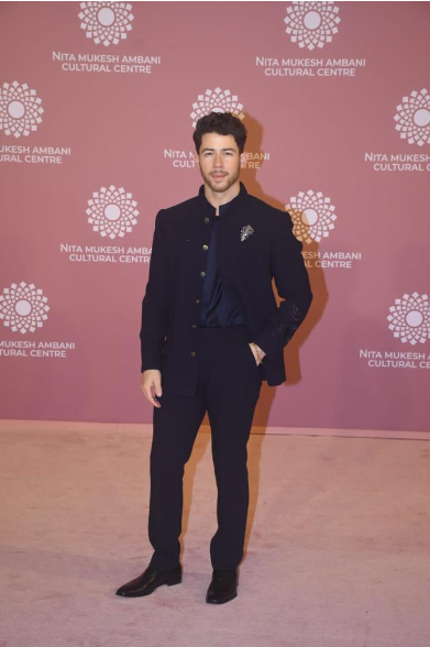 Another Day, Another Slay! Priyanka Chopra Turns Up The Heat In Amit ...