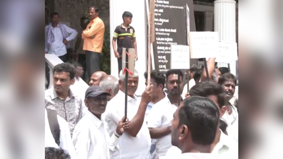 Congress Leaders Protest Outside Party's Bengaluru Office For Tickets ...