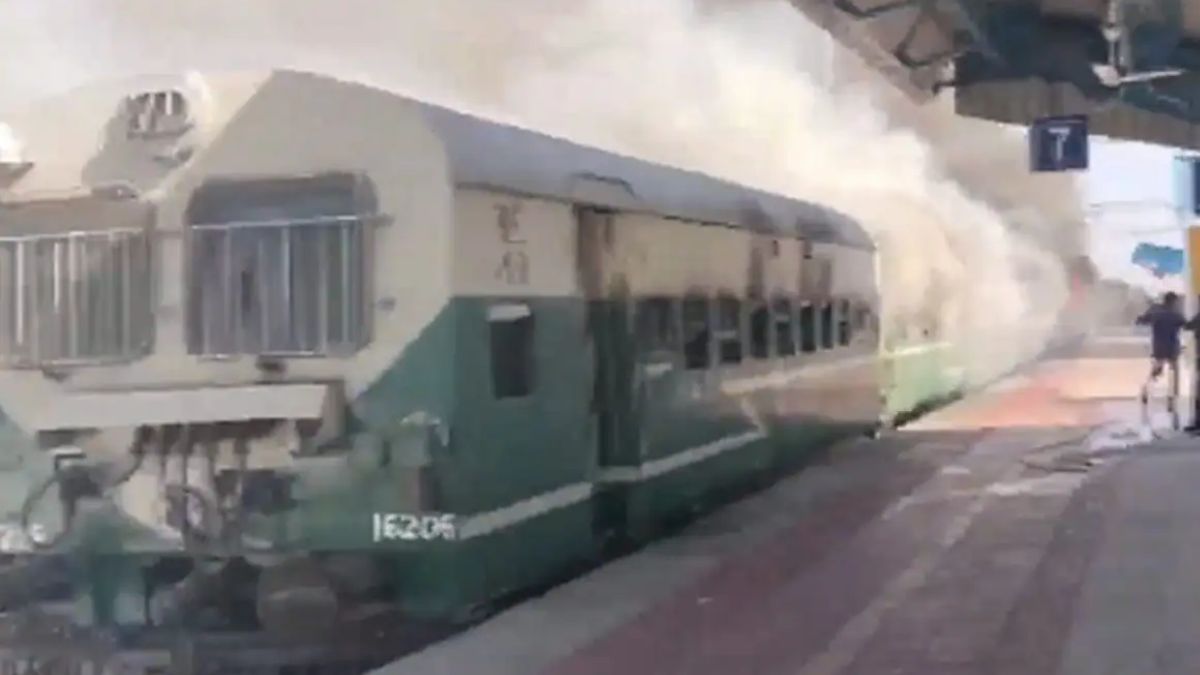 Gujarat: Fire Engulfs Three Coaches Of Train In Botad, Thick Smoke ...