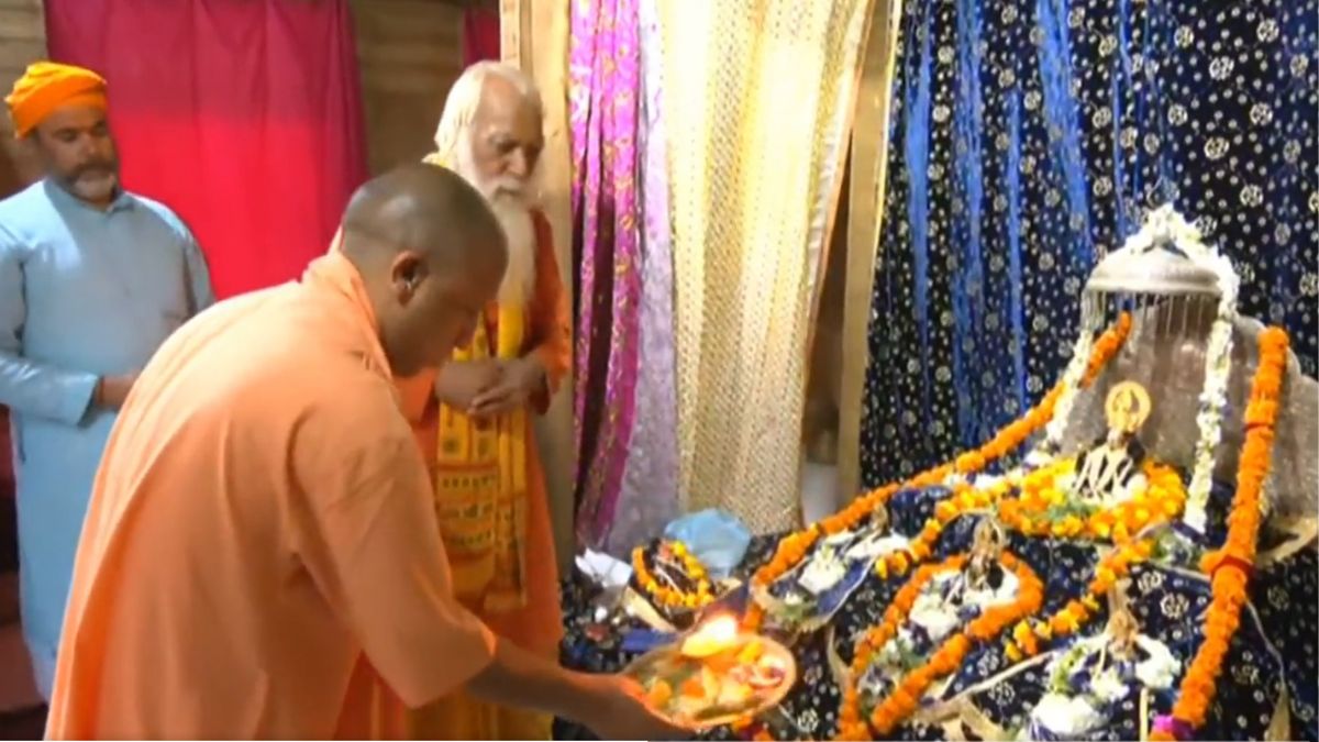 Ayodhya: CM Adityanath Takes Stock Of Ram Mandir Construction, Offers ...