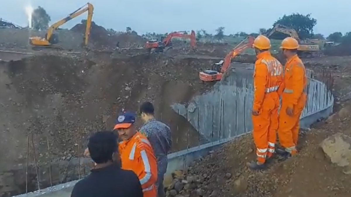 Maharashtra: Four Labourers Trapped After Soil Cave In During ...