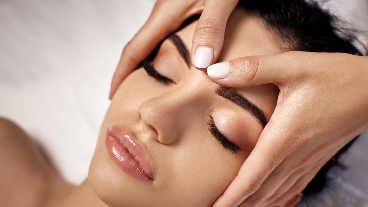 Get Wrinkle Free And Tight Skin With These 7 Steps Of Anti-Aging Facial Massage