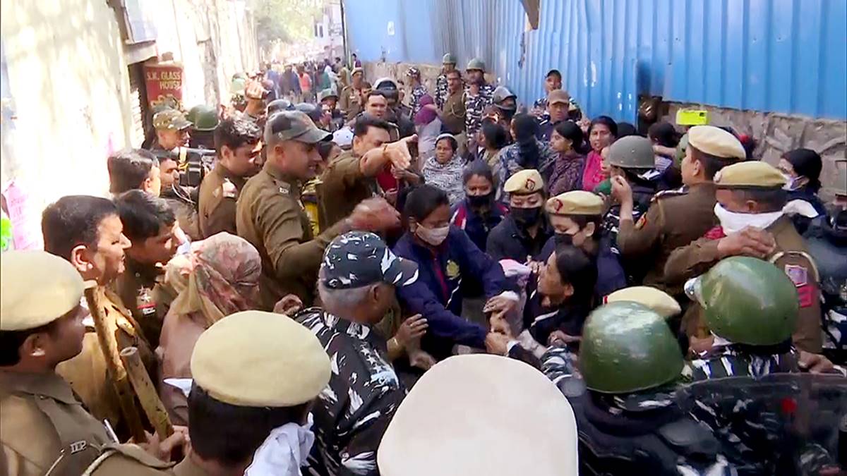 Delhi Demolition Drive: Women Protesters Throw Chilli Powder At Police ...