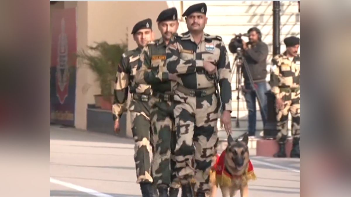 Beating Retreat Ceremony At Attari Wagah-Border Witnesses Participation ...