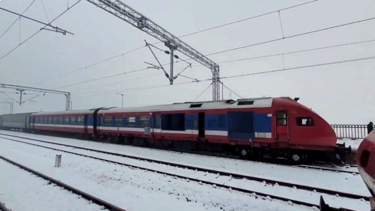 Train Passing Through Snow Blanket In Jammu And Kashmir Leaves Internet ...