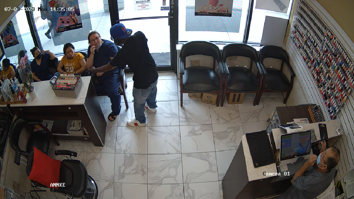 How To Not Rob 101: Crowd Ignores Robber During ‘Robbery Attempt’ At ...