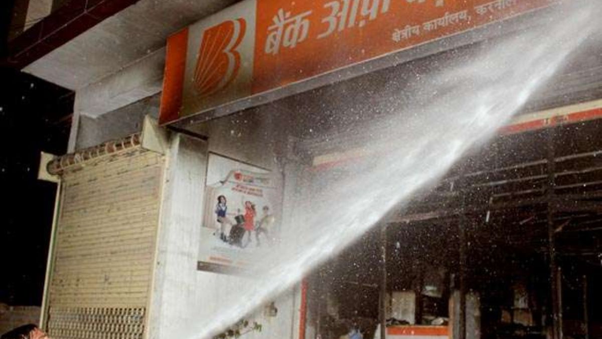 Delhi: Massive Fire Breaks Out At Bank Of Baroda In Geeta Colony; Fire ...