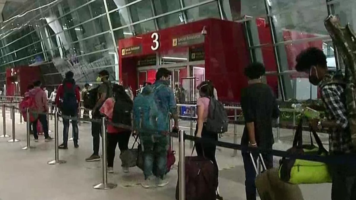 Two Posing As Customs Officials Loot Saudi Man Of Lakhs On Pretext Of ...