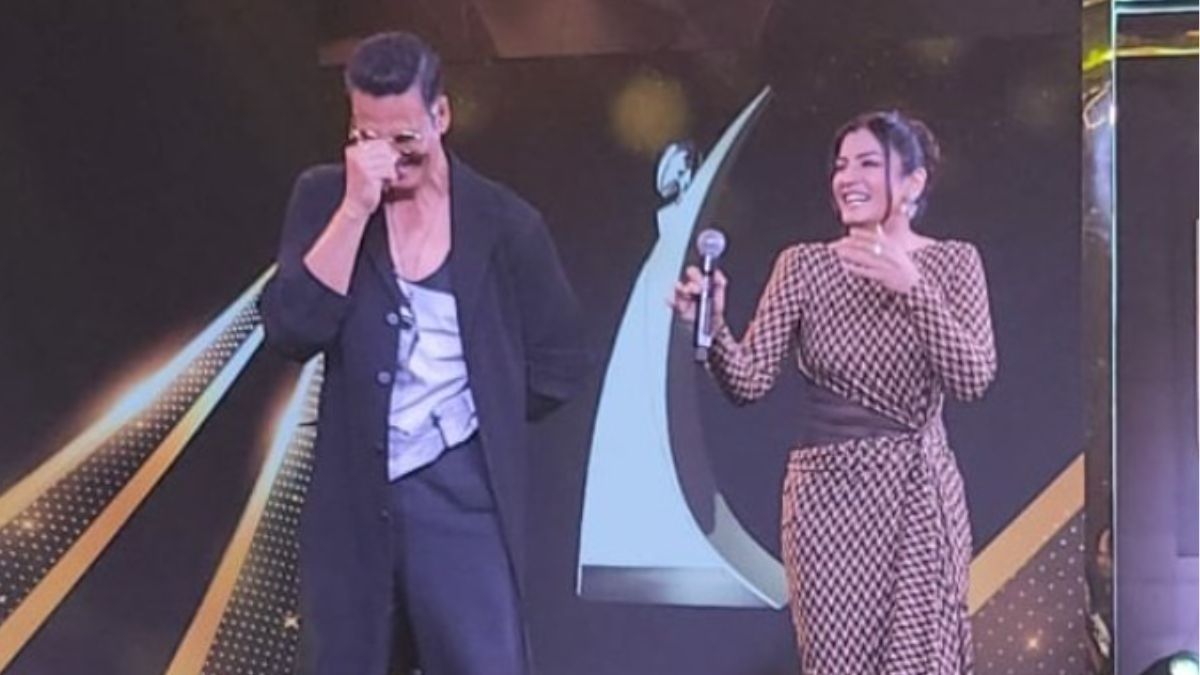 Akshay Kumar, Raveena Tandon Reunite On Stage After 20 Years Of Calling ...
