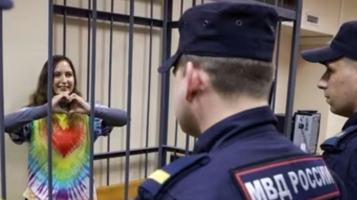 russian-artist-sentenced-to-seven-years-in-prison-for-anti-war-protest ...