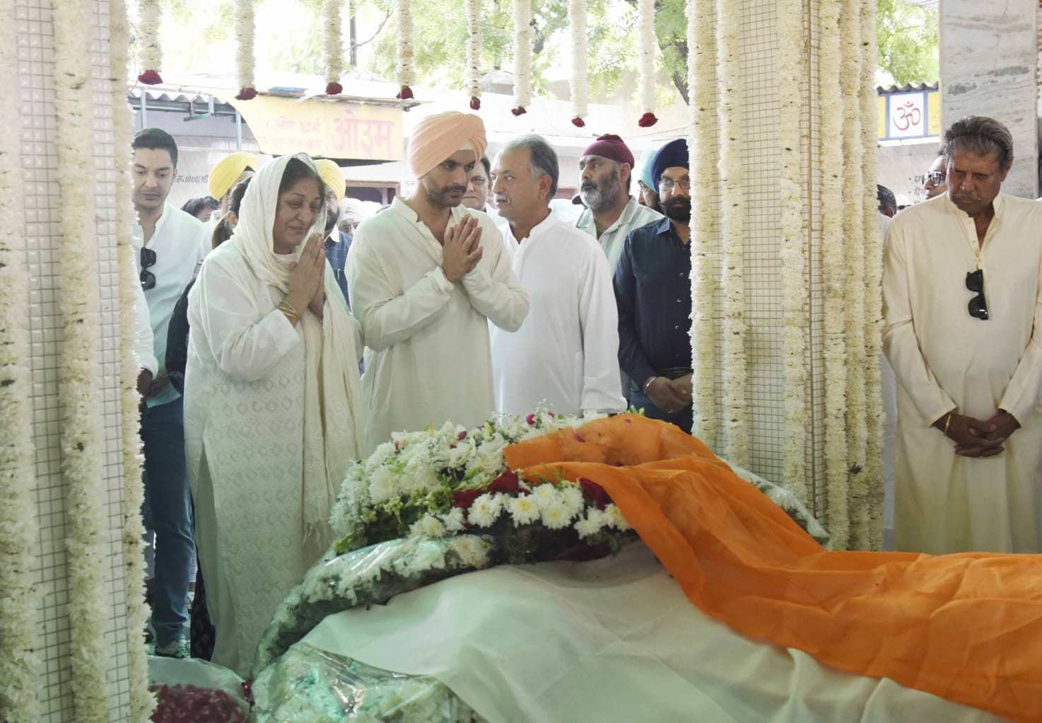 Bishan Singh Bedi Funeral: Neha Dhupia, Angad Bedi Console Each Other ...