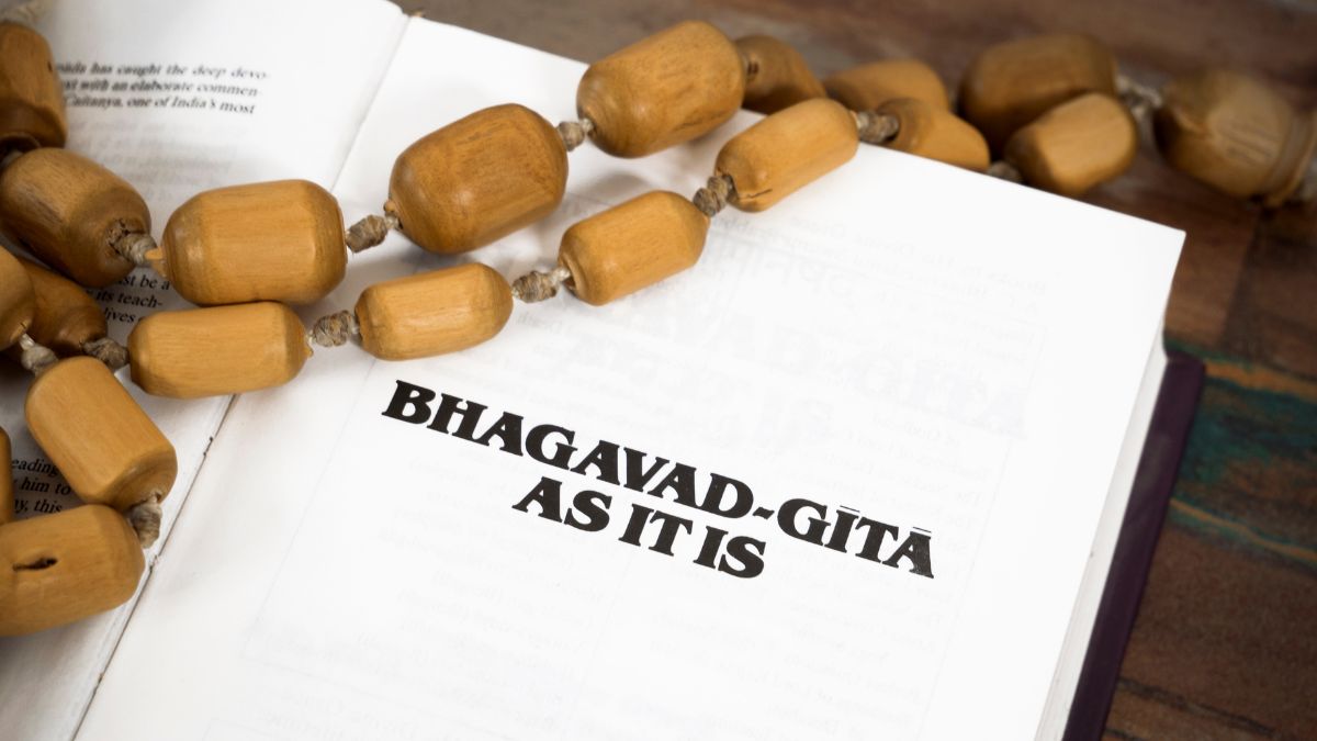 6 Life-Changing Benefits Of Reading The Bhagavad Gita Every Day ...