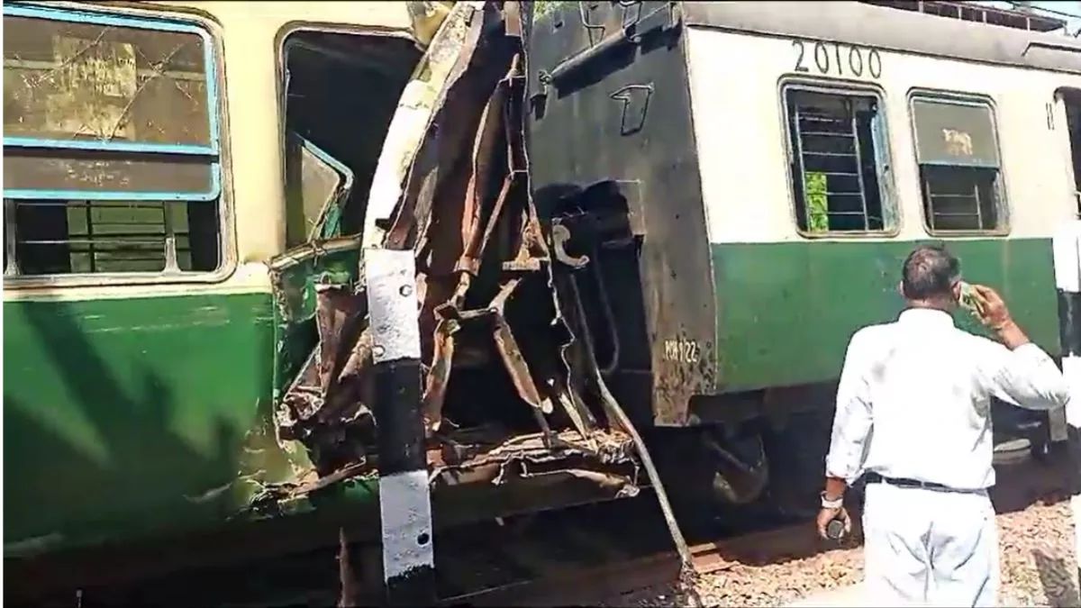 Delhi Local Train Goes Off Track Near Pragati Maidan, No Injuries ...