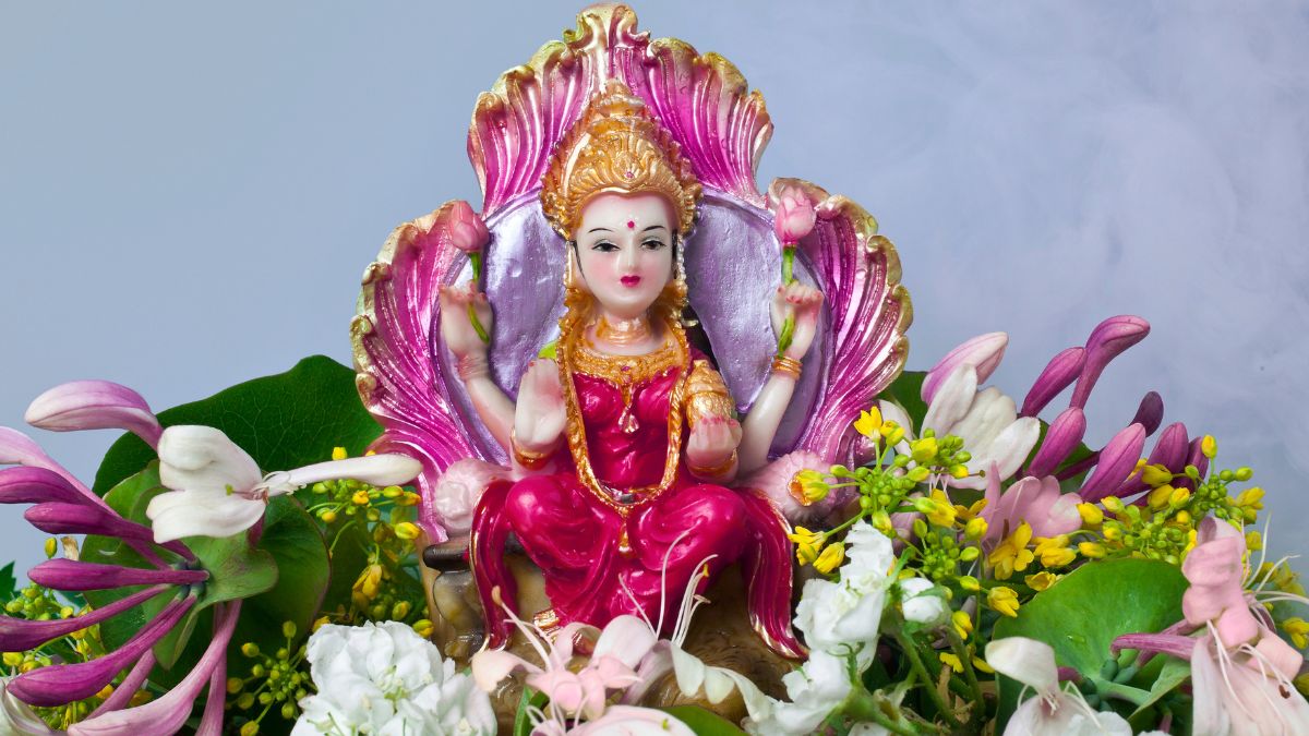 Lakshmi Chalisa: Check Lyrics And Benefits Of Reciting This Miraculous ...