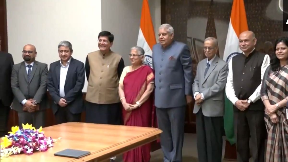 Sudha Murthy Takes Oath As Rajya Sabha MP, Narayan Murthy Accompanies ...