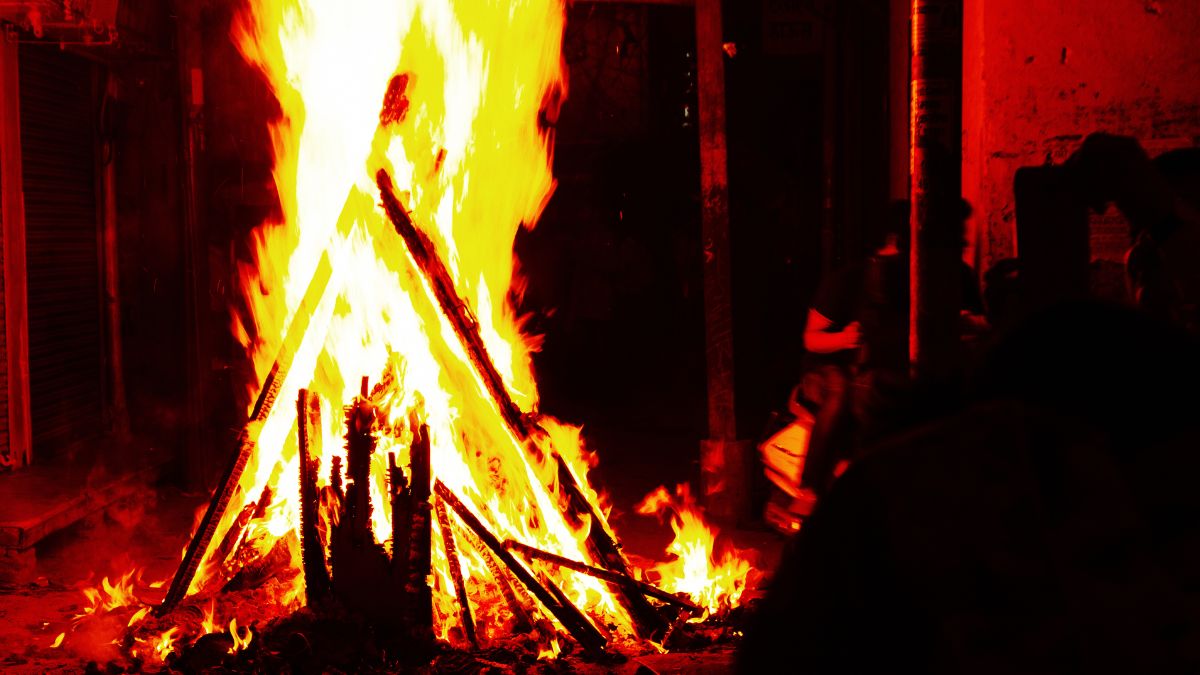 Holika Dahan 2024: Bhadra Kaal Will Remain Until Late Tonight On Chhoti ...