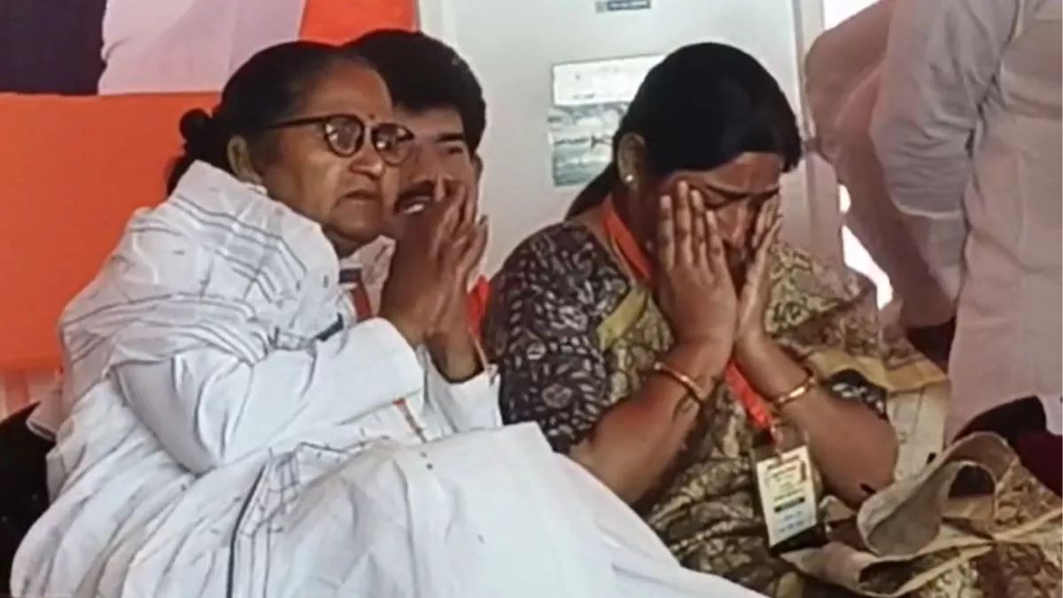 Watch Bjp Mp Sanghamitra Maurya Breaks Into Tears On Stage Ahead Of