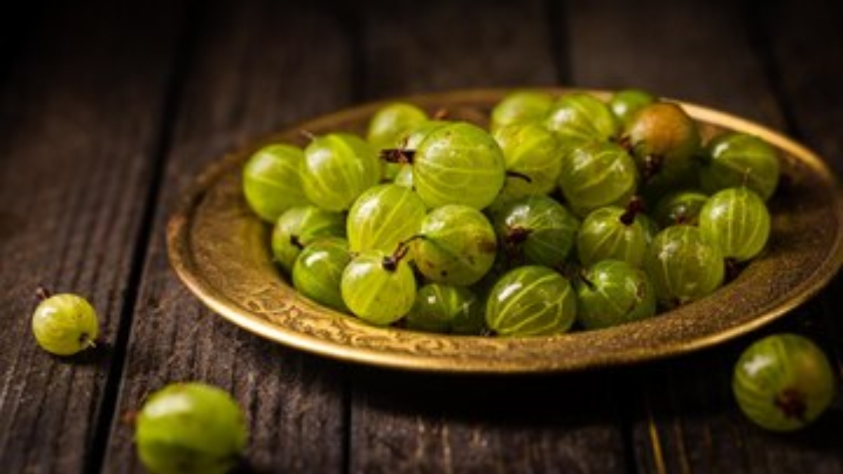 5 Reasons To Eat Two Pieces Of Amla On An Empty Stomach Every Morning