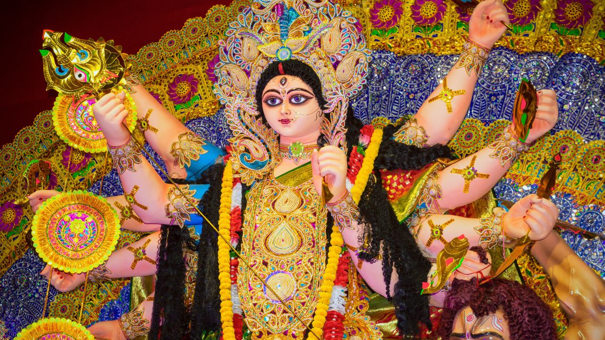 7 Effective Maa Durga Mantras To Chant During Navratri To Remove ...