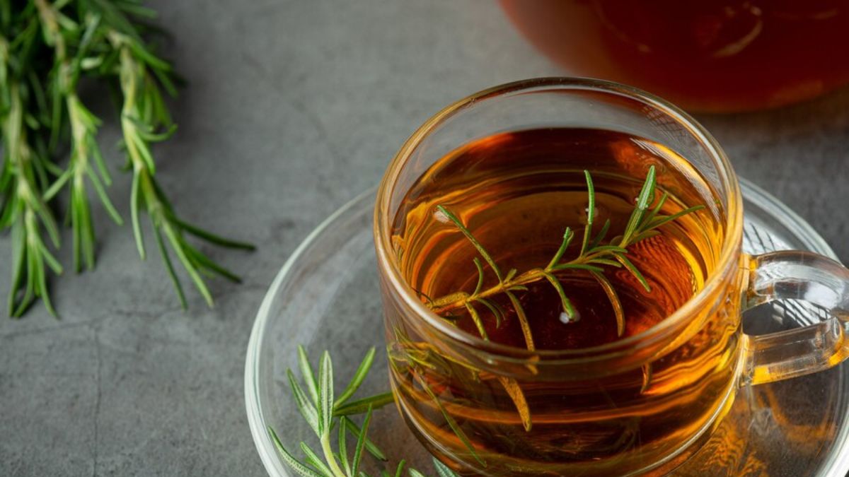 Switch Your Regular Tea With Rosemary Tea For 5 Incredible Health Benefits