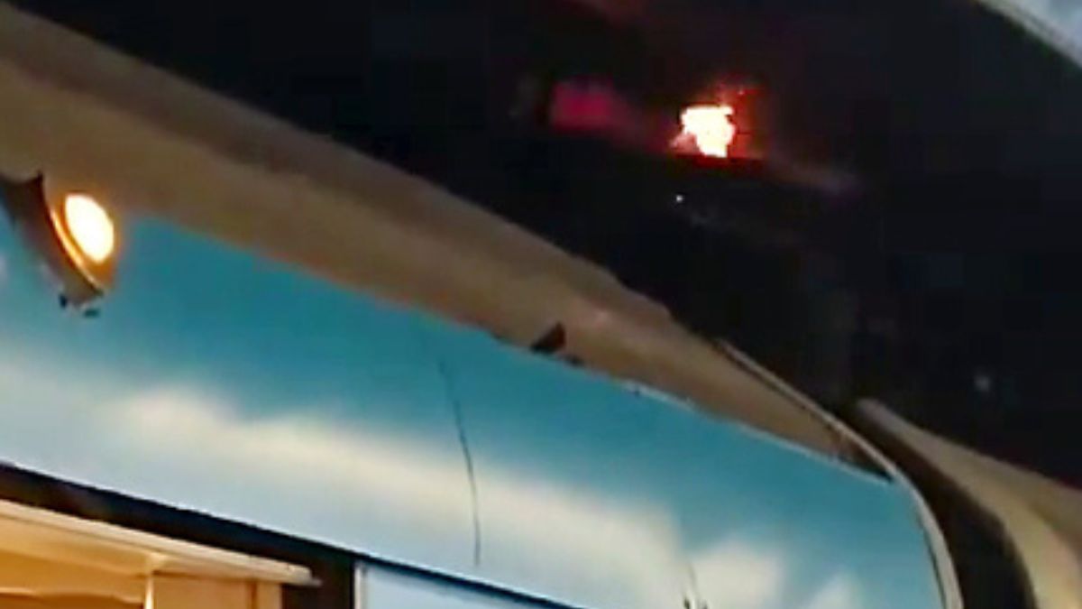 Delhi Metro Fire: Train's Pantograph Goes Up In Flames At Rajiv Chowk ...