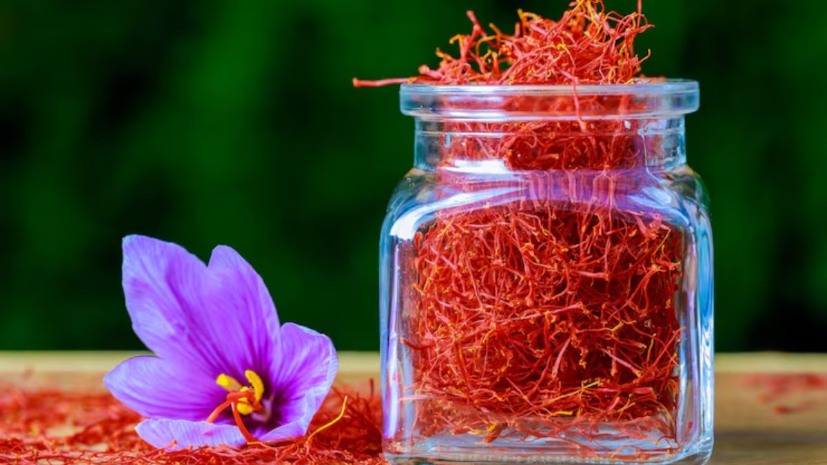 5 Astonishing Benefits Of Drinking Saffron Water Everyday In Morning