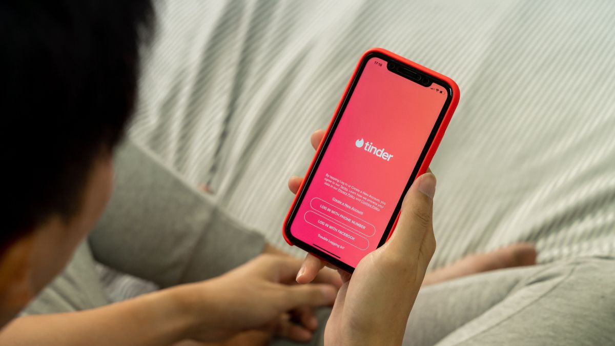 Delhi Tinder Scam: UPSC Aspirant Honey-Trapped On Dating App, Scammed ...