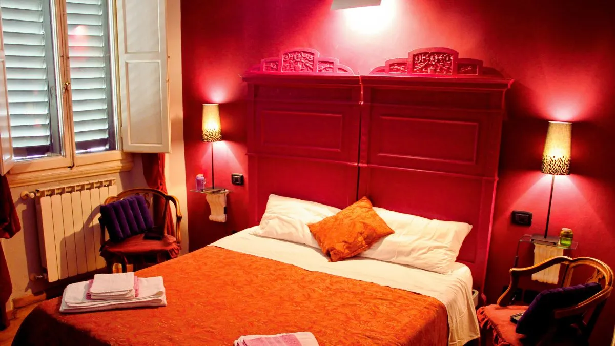 Why Red Paint Might Be An Ideal Choice For Couple Bedroom To Enhance ...