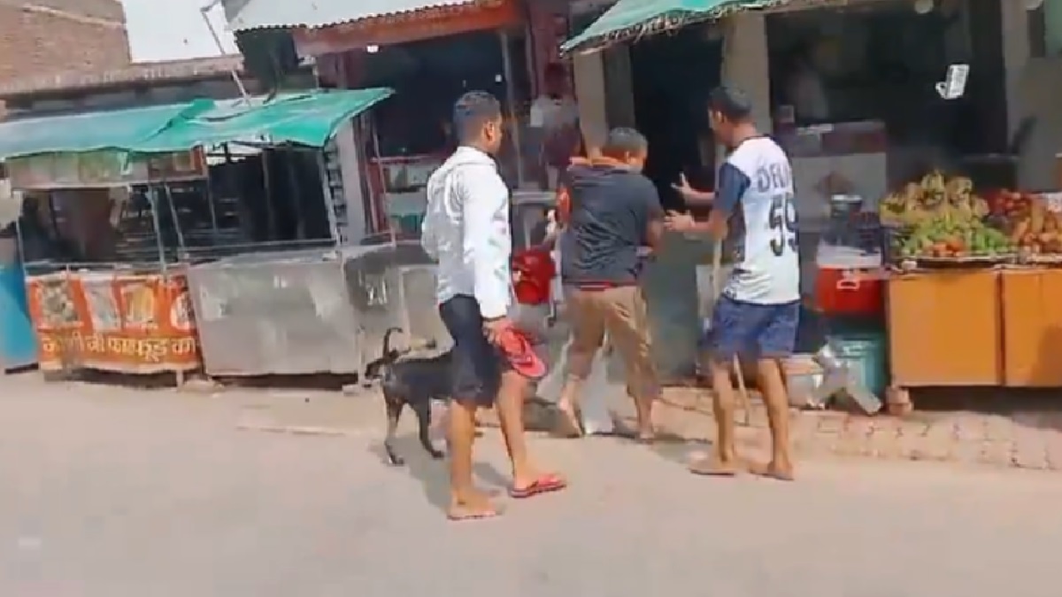 Viral Video: Chappal Fight Erupts Between Men; Internet Can’t Stop ...