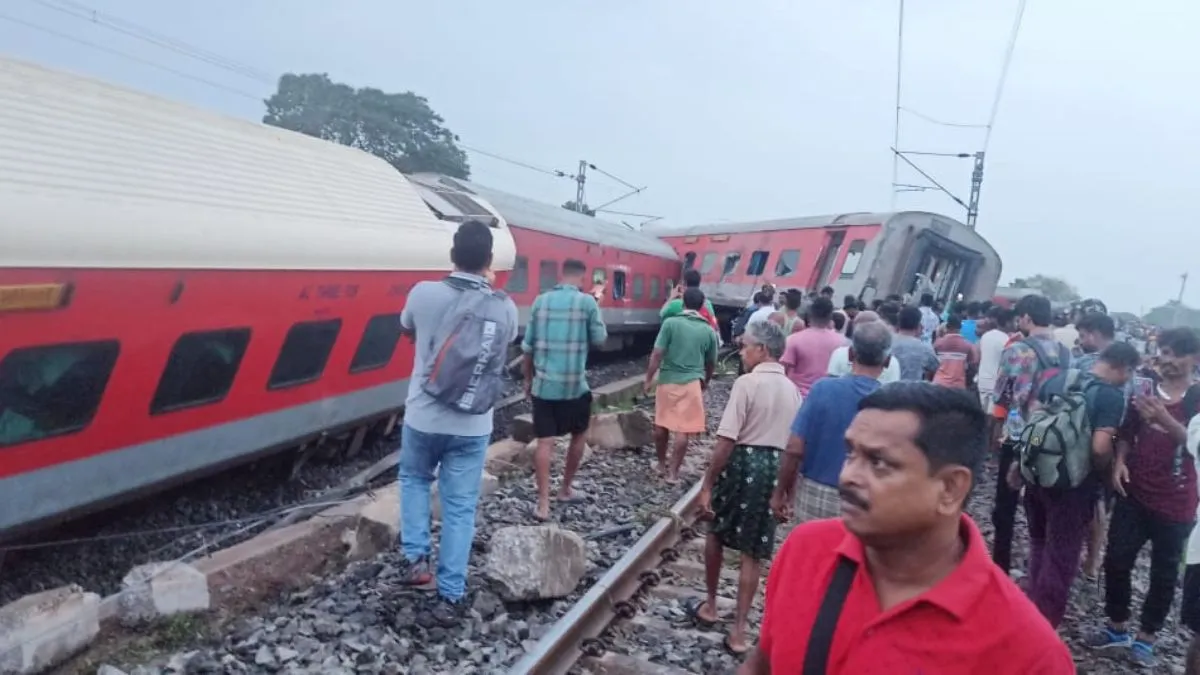 2 Killed, Dozens Injured After 18 Coaches Of Howrah-Mumbai Express ...