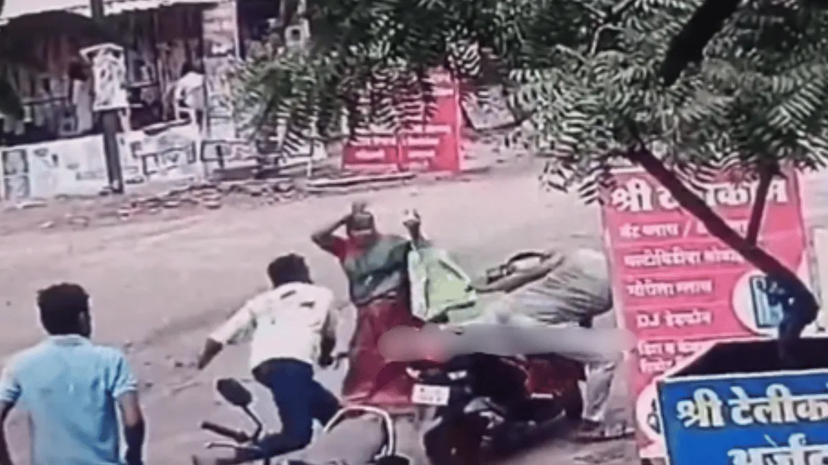 Elderly Mother Attacks Her Son’s Attackers With Stone; Internet Hails ...