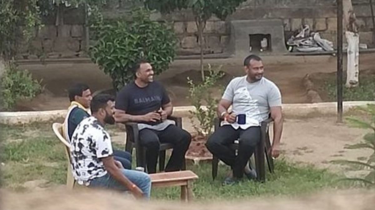 Photo Of Murder-Accused Actor Darshan Allegedly Receiving VIP Treatment ...