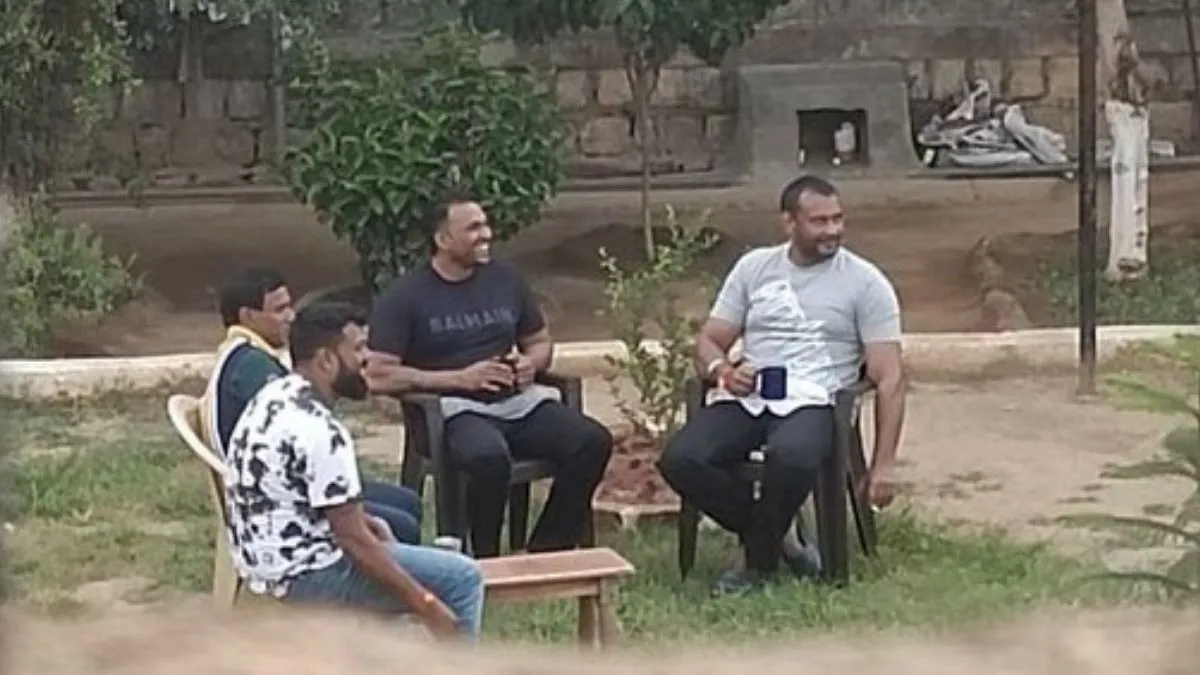 Photo Of Murder-Accused Actor Darshan Allegedly Receiving VIP Treatment ...