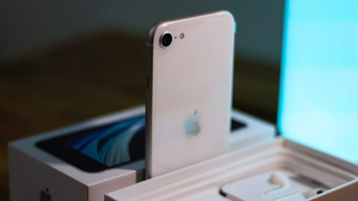 Apple iPhone SE 4 Launch: Next-Gen Affordable iPhone With OLED Display ...