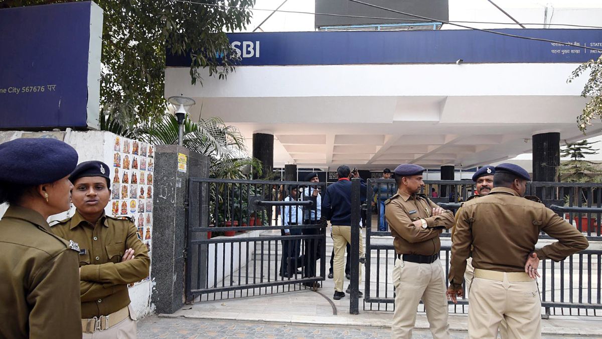 SBI Bank Fraud: Hyderabad Branch Manager, Others Arrested For Rs 175 ...