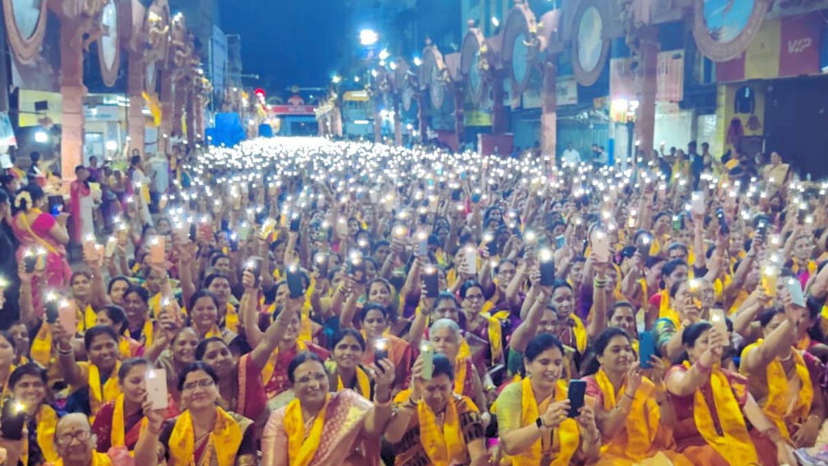'Ganpati Bappa Morya': Over 42,000 Women Perform Majestic Ganesha Aarti ...