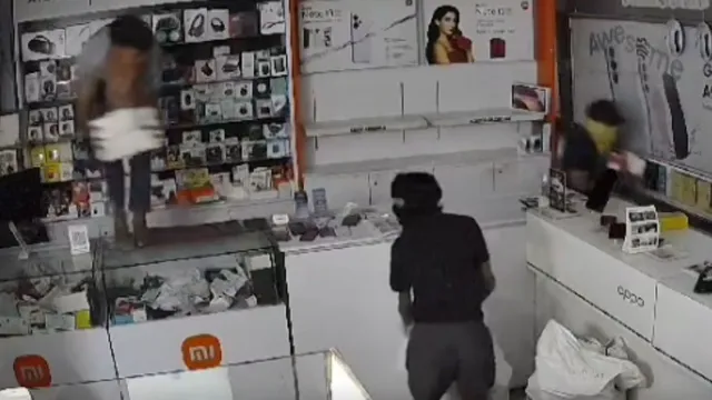 Viral Video: Money Heist Lite In Delhi As Robbers Empty Mobile Shop In ...