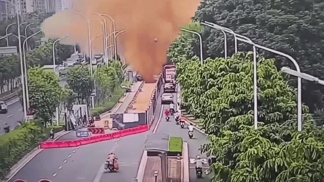 Viral Video: Exploded Sewage Pipe Drenches Commuters In Poop | Netizens ...