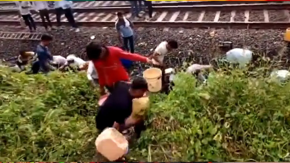 Madhya Pradesh: Locals Loot Diesel At Large After Three Wagons Of Goods Train Derail In Ratlam ...