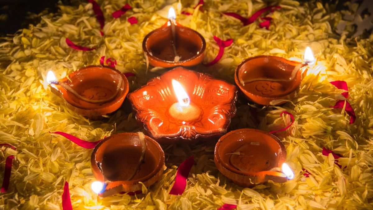 Diwali 2024: 5 Beautiful Diya Decoration Ideas That You Can Do At Home