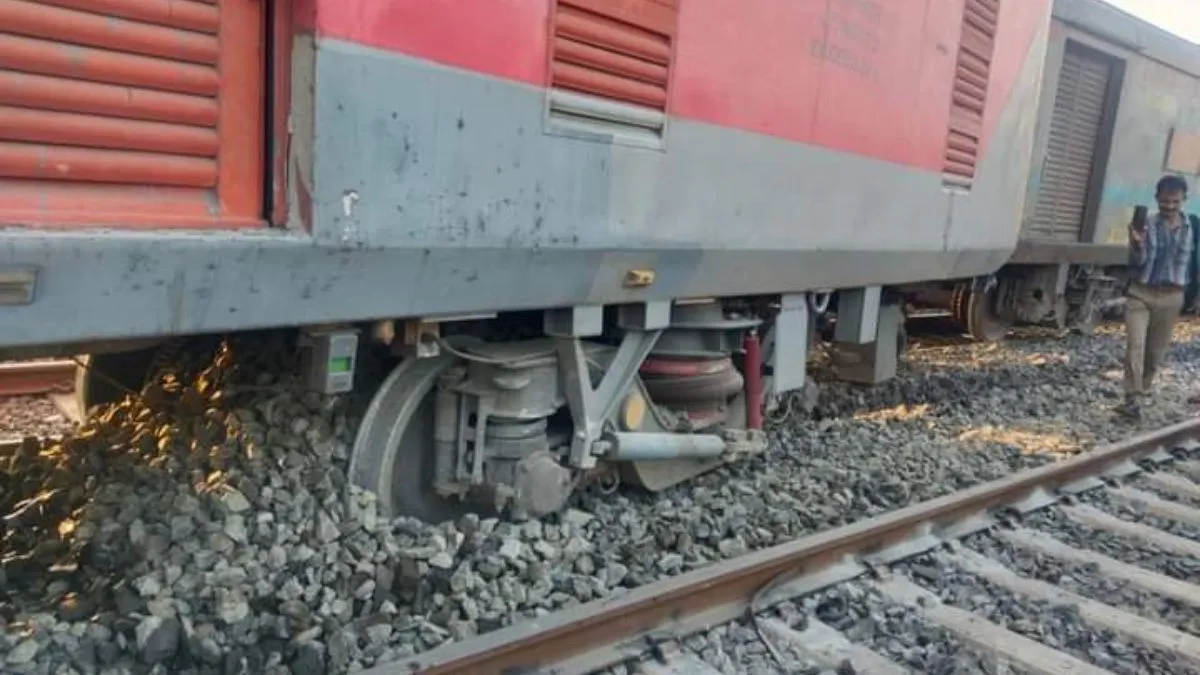 Bengal Train Accident: Secunderabad-Shalimar Express Derails Near Howrah; Helpines Issued For ...