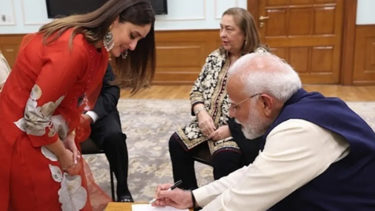 Kareena Kapoor Khan Gets PM Modi's Autograph For Taimur And Jeh; Drops ...