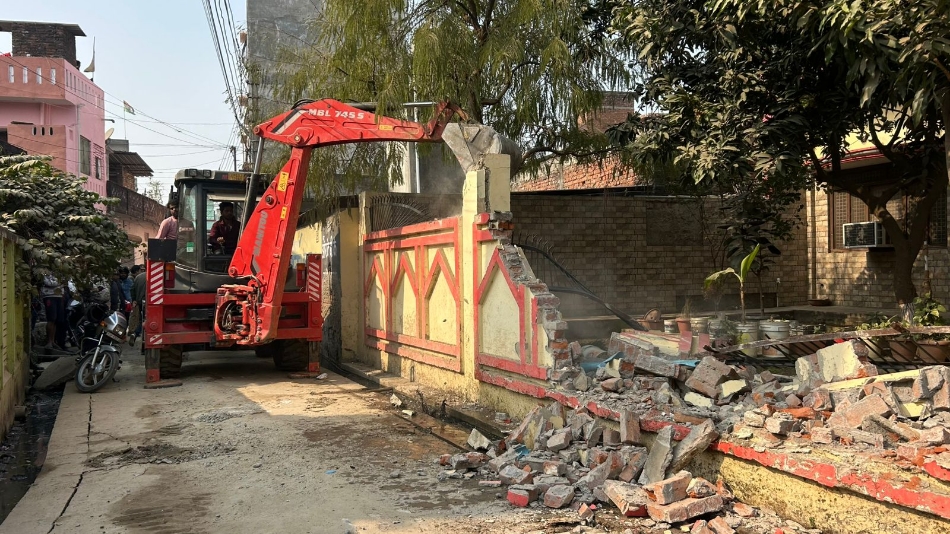 Gorakhpur News: Municipal Corporation Demolishes Illegal Structures On ...
